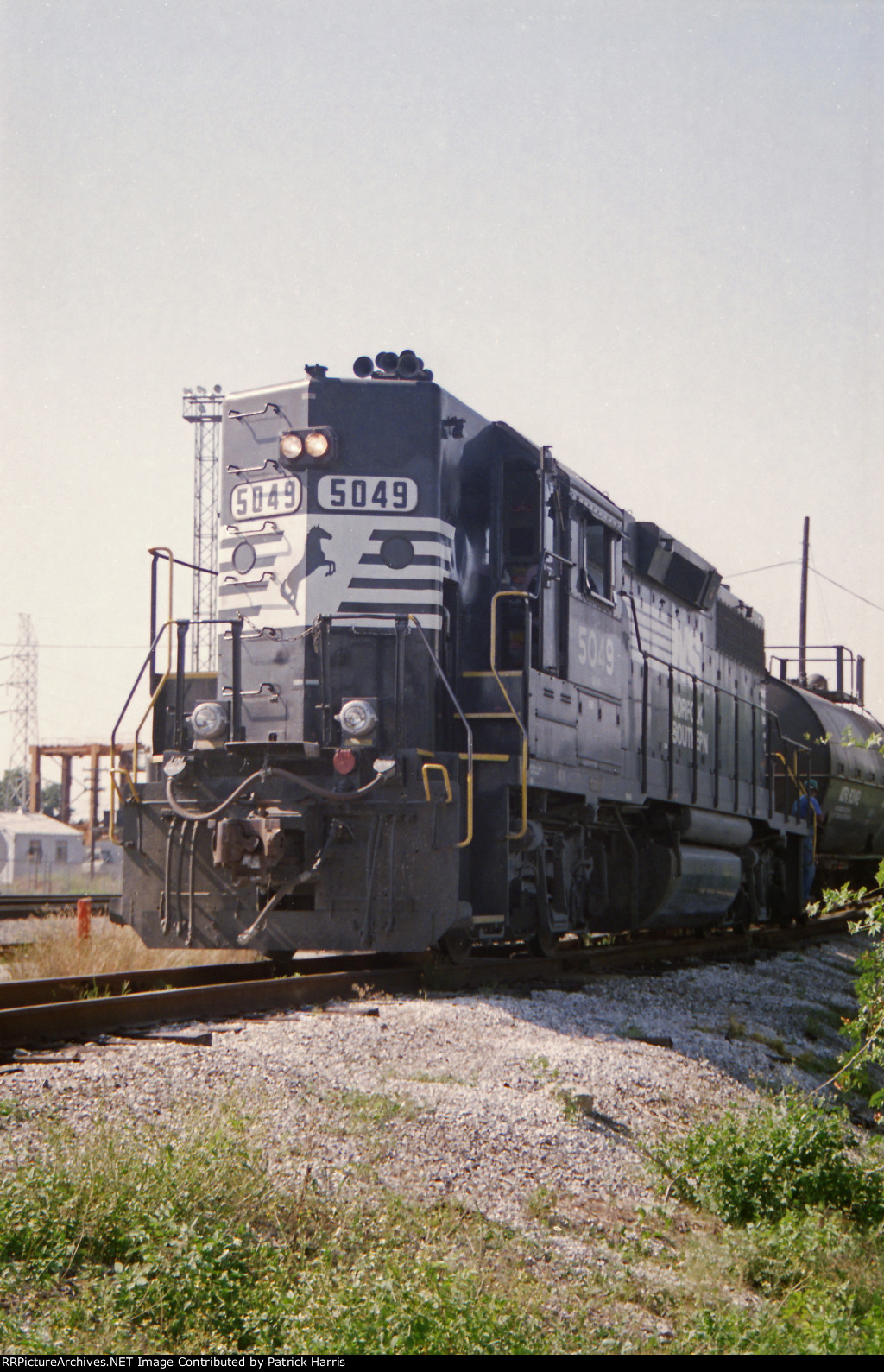 NS 5049 X-SOU 5049 GP38-2 switching at Florida Avenue at the north end of NS Oliver Yard in New ...